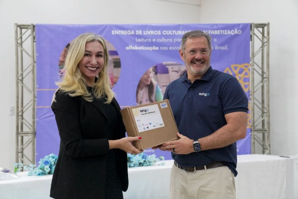 Escolas de Garopaba e outras cidades de SC recebem livros paradidáticos do Instituto Fefig ...